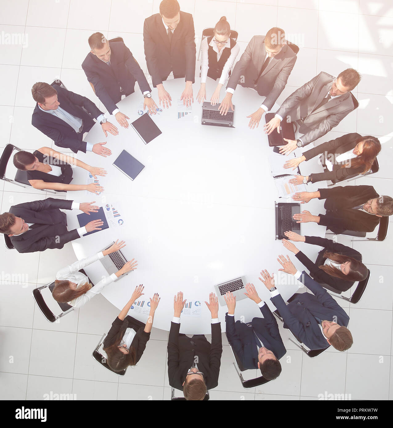 Group people sitting round table hi-res stock photography and images ...