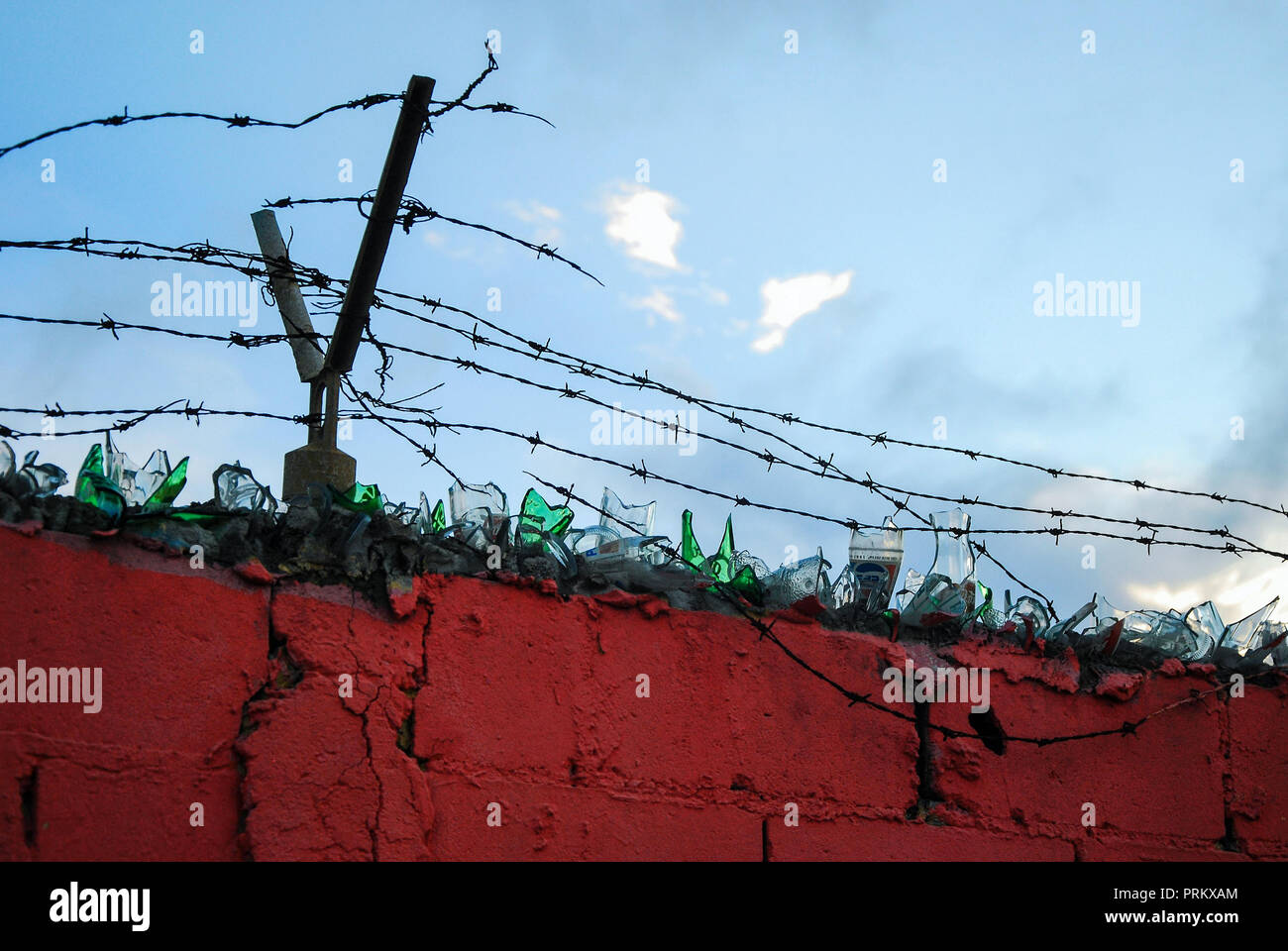 Broken Barbed Wire Stock Photos & Broken Barbed Wire Stock Images - Alamy