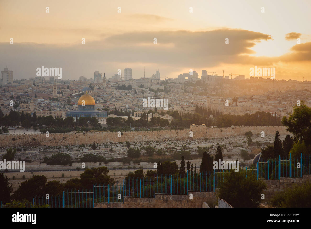Muslim cemetery jerusalem hi-res stock photography and images - Alamy