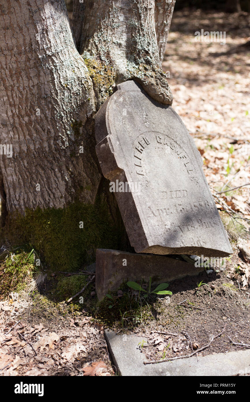 Broken Gravestone High Resolution Stock Photography and Images - Alamy