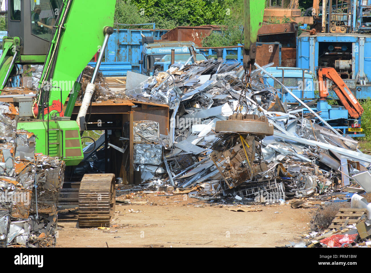 Magnet crane hi-res stock photography and images - Alamy