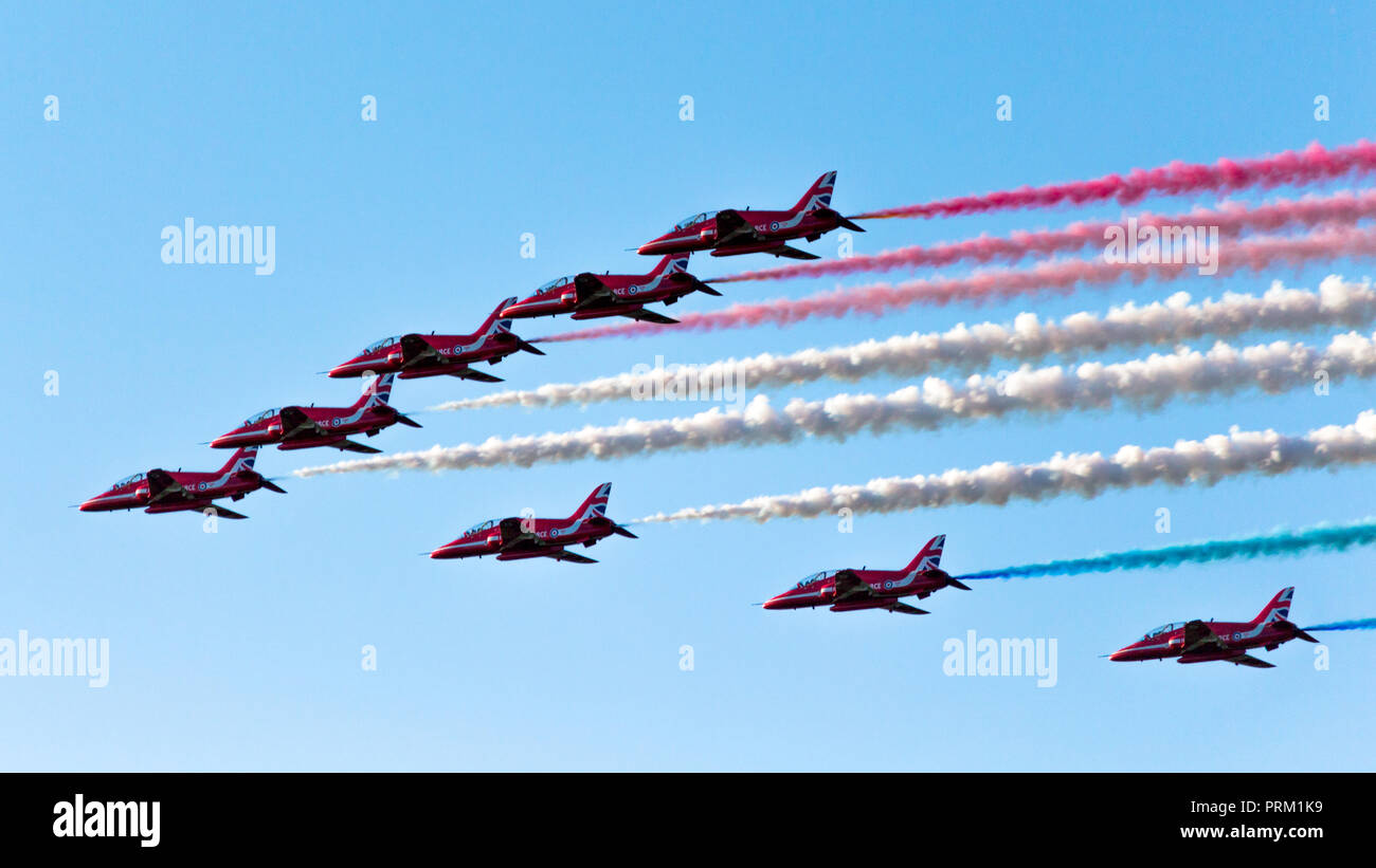 Royal Air Force Red Arrows Aerobatic Display above Chatsworth House ... Royal Air Force Red Arrows Aerobatic Display above Chatsworth House ...