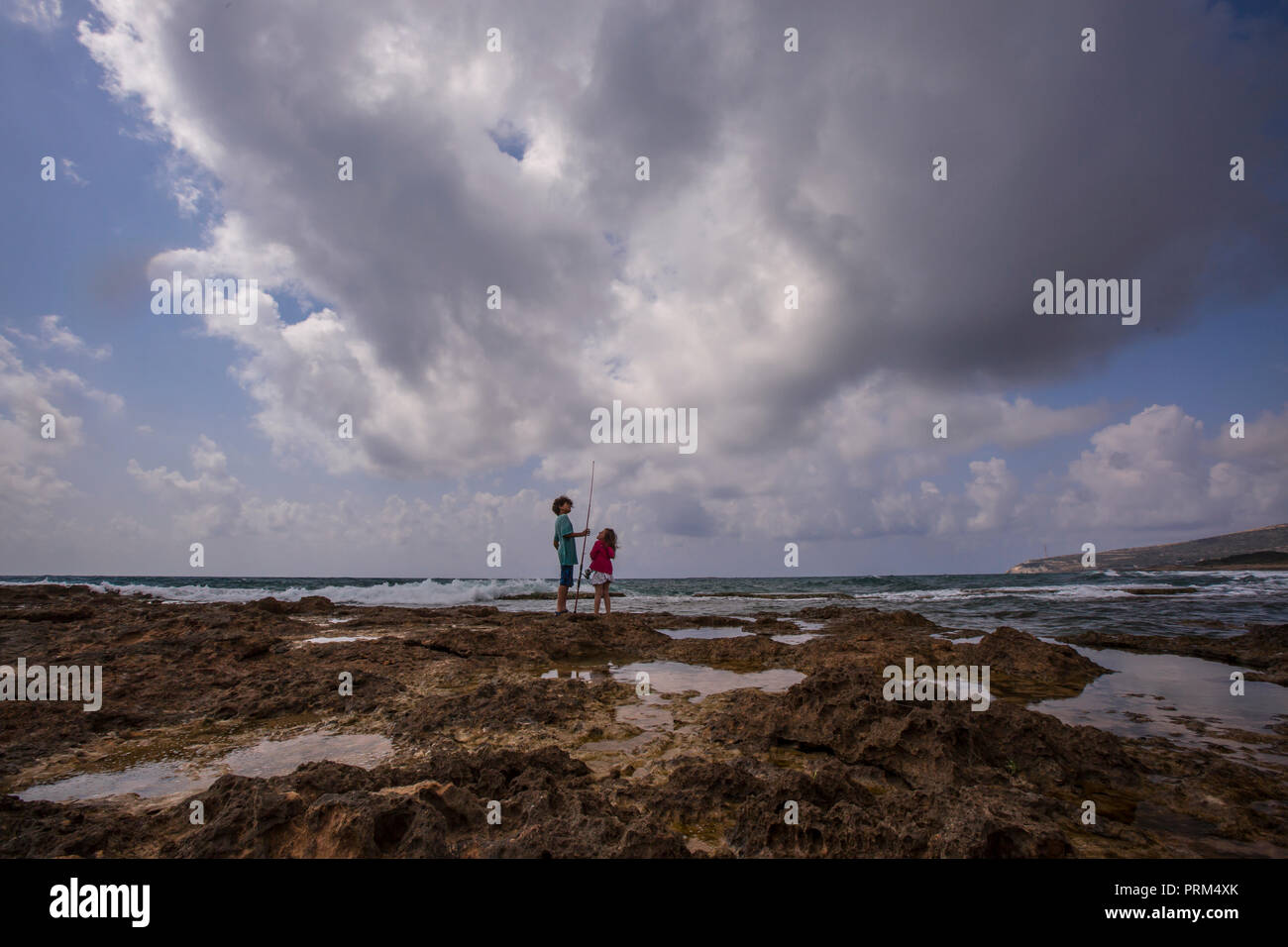 Children in the seashore hi-res stock photography and images - Alamy
