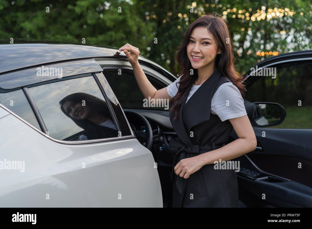 beautiful woman standing and open the car door Stock Photo - Alamy