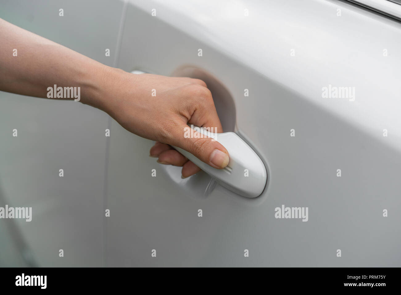 hand opening a car door handle Stock Photo - Alamy