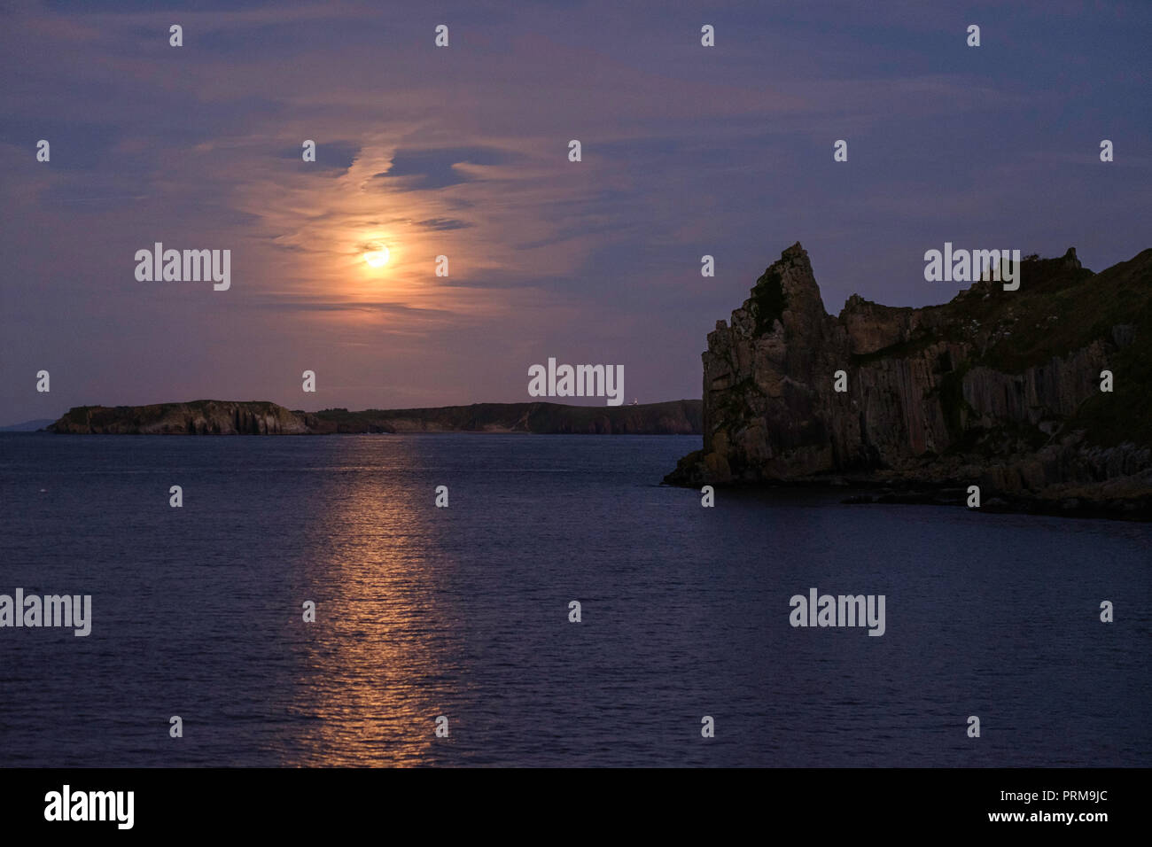 Harvest moon rise hi-res stock photography and images - Alamy