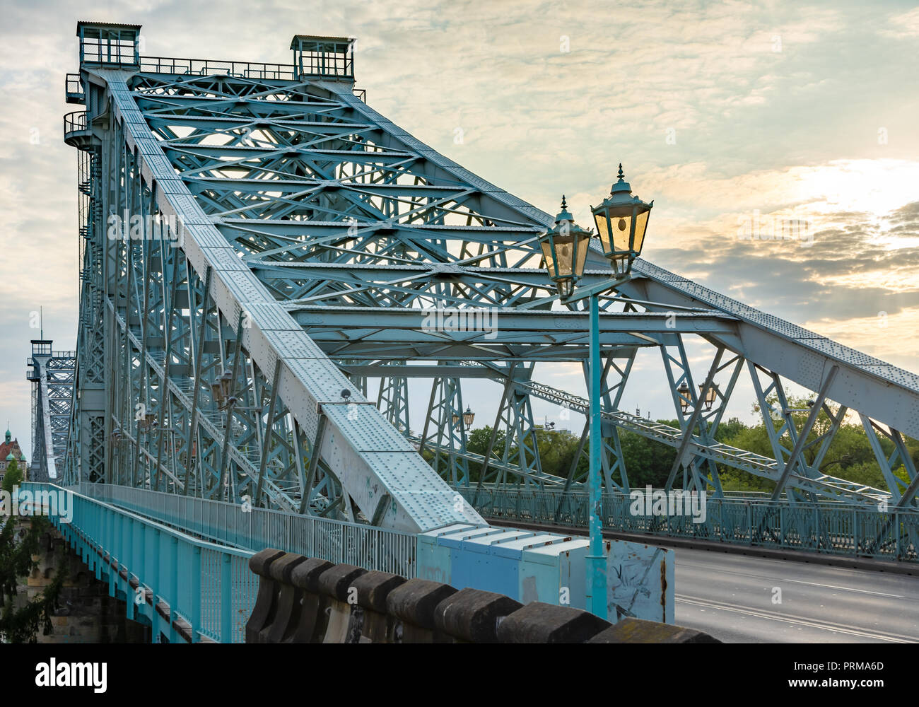 Metal blue bridge hi-res stock photography and images - Alamy