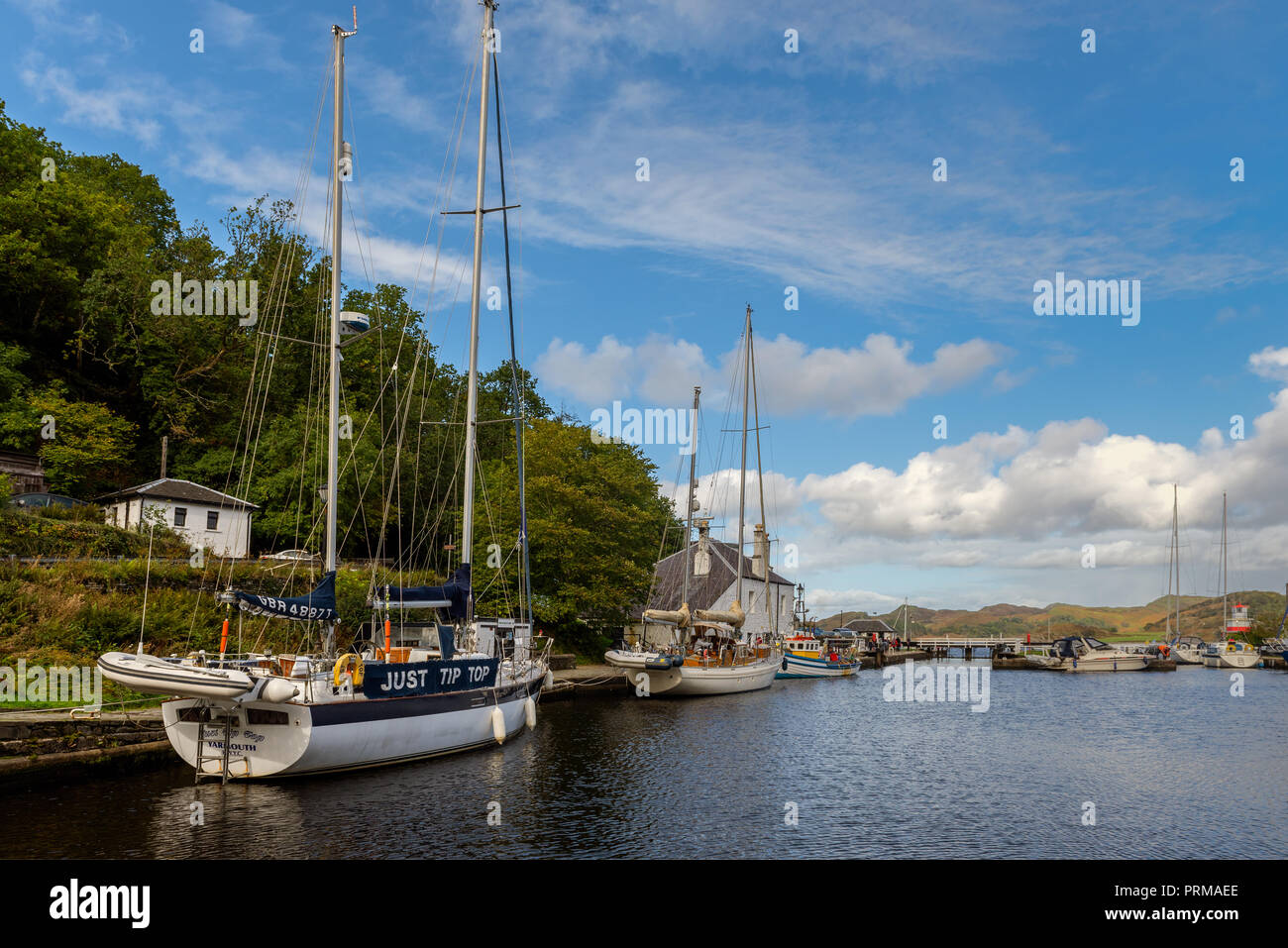 Crinan harbour boats hi-res stock photography and images - Alamy