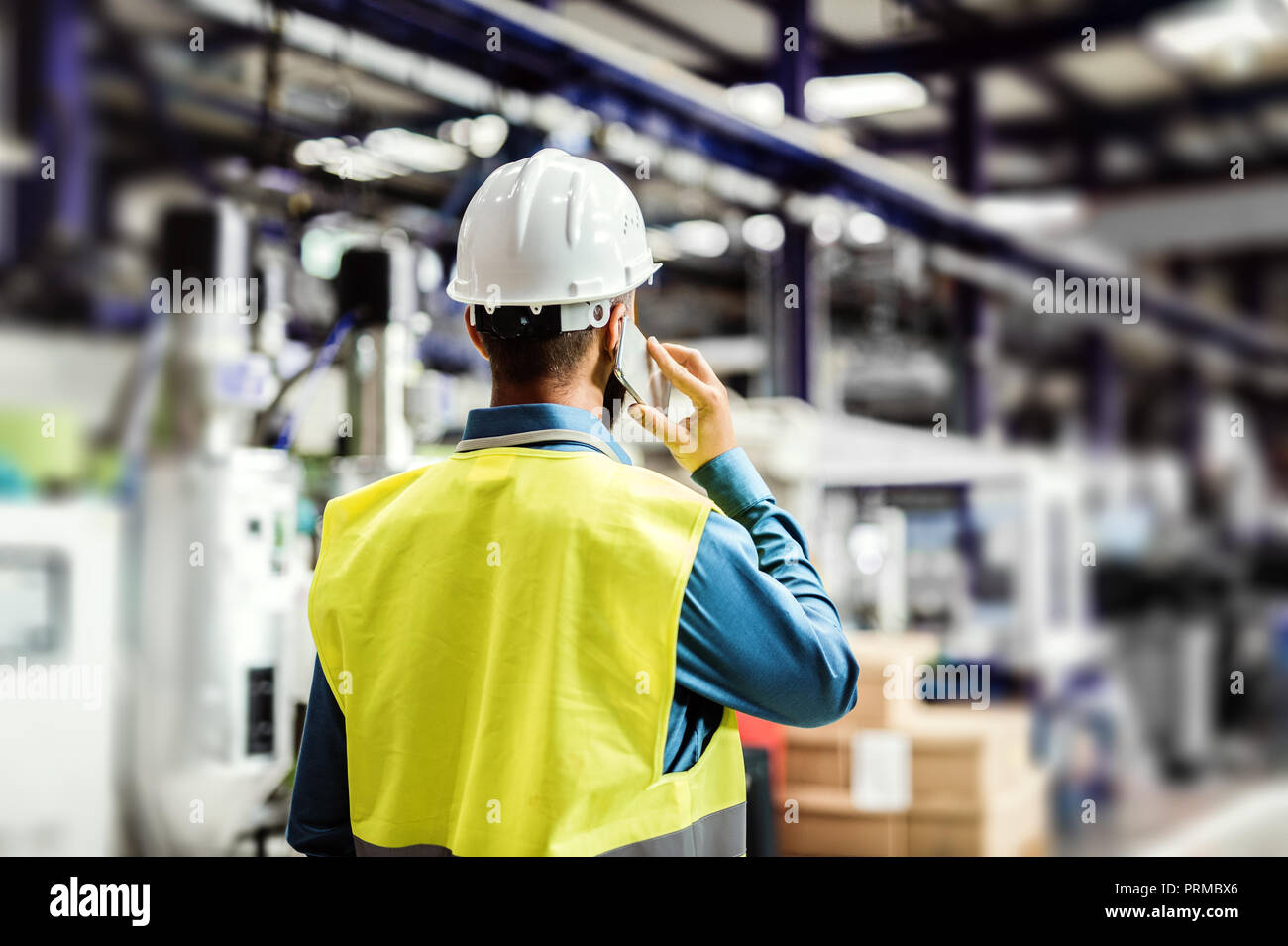 Back view engineer man hi-res stock photography and images - Alamy