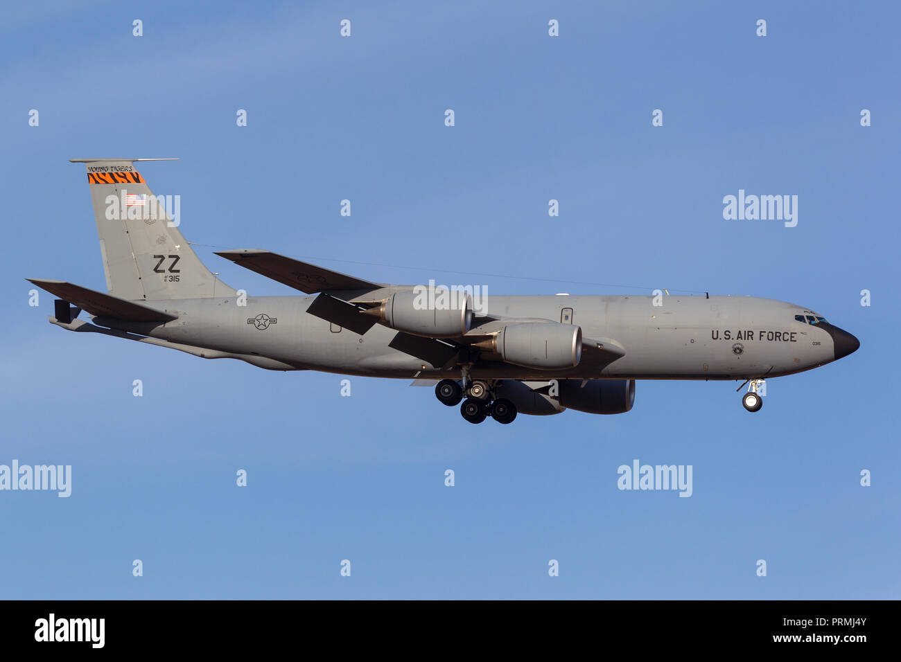 Us air force kc 135 stratotanker hi-res stock photography and images ...