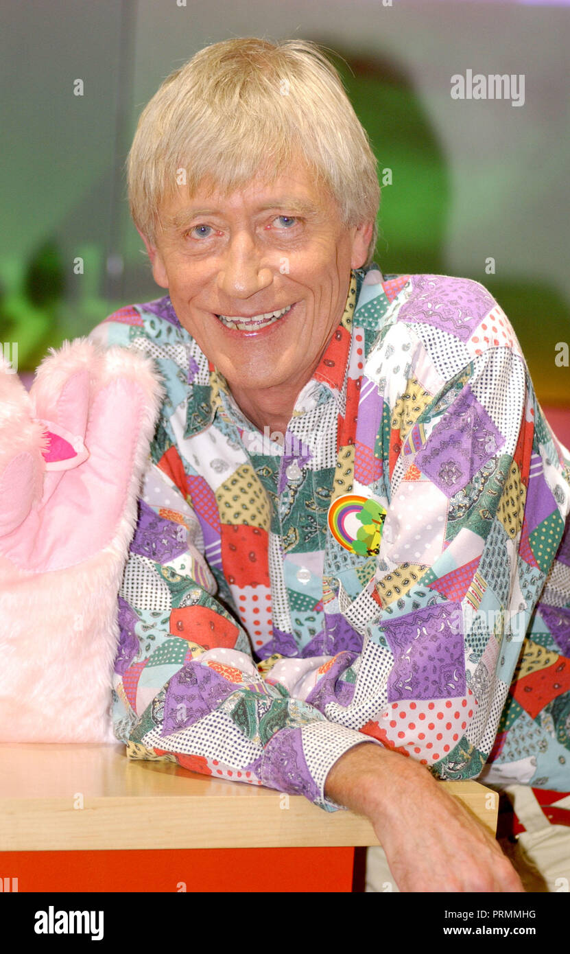 ©ALPHA 045609 22/10/2001 GEOFFREY HAYES -"RAINBOW" VIDEO SIGNING AT HMV ...