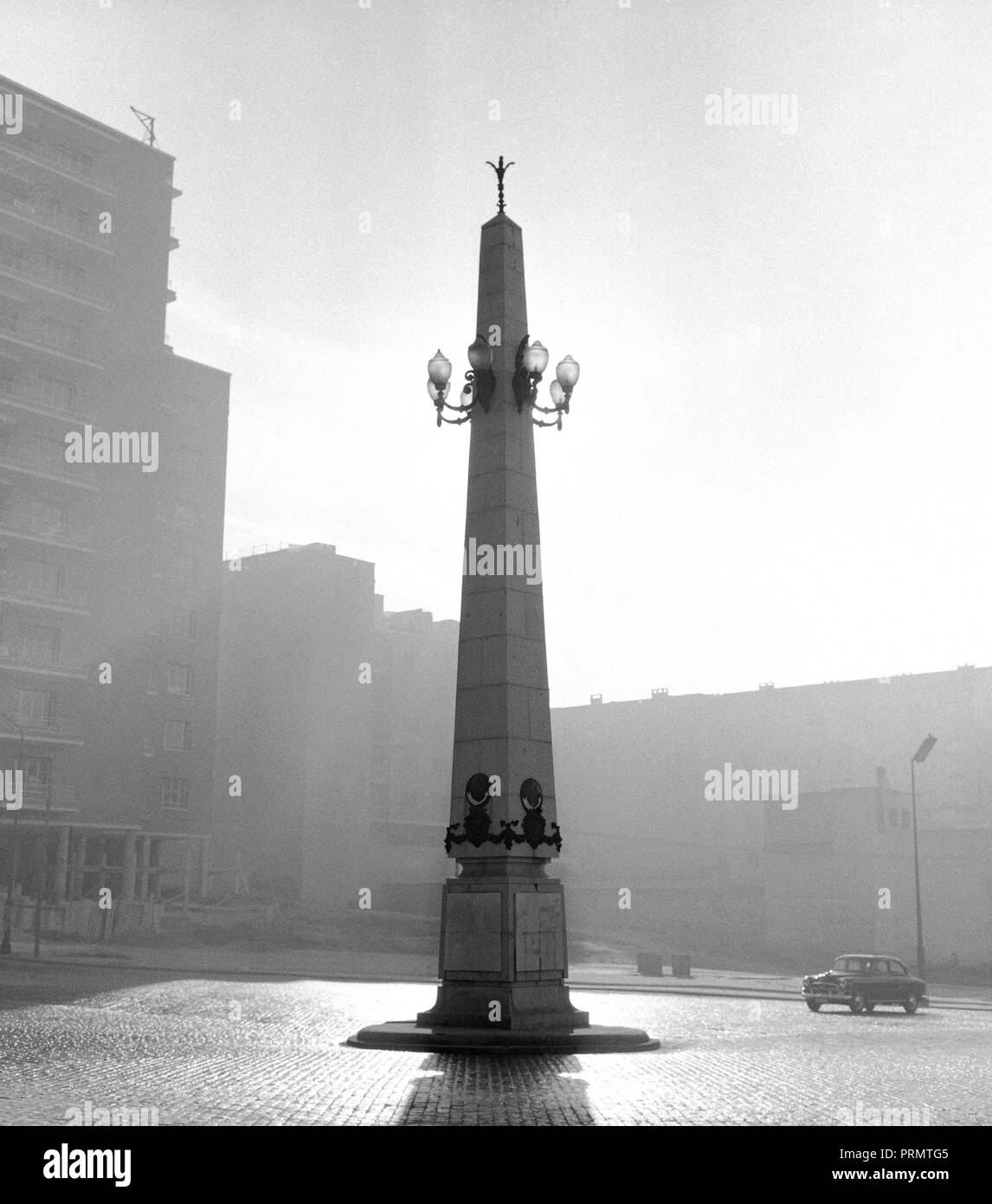 MONOLITO EN LA PLAZA DE CRISTO REY - FOTOGRAFIA EN BLANCO Y NEGRO ...