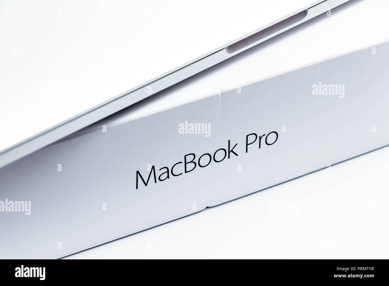 Apple laptop box hi-res stock photography and images - Alamy