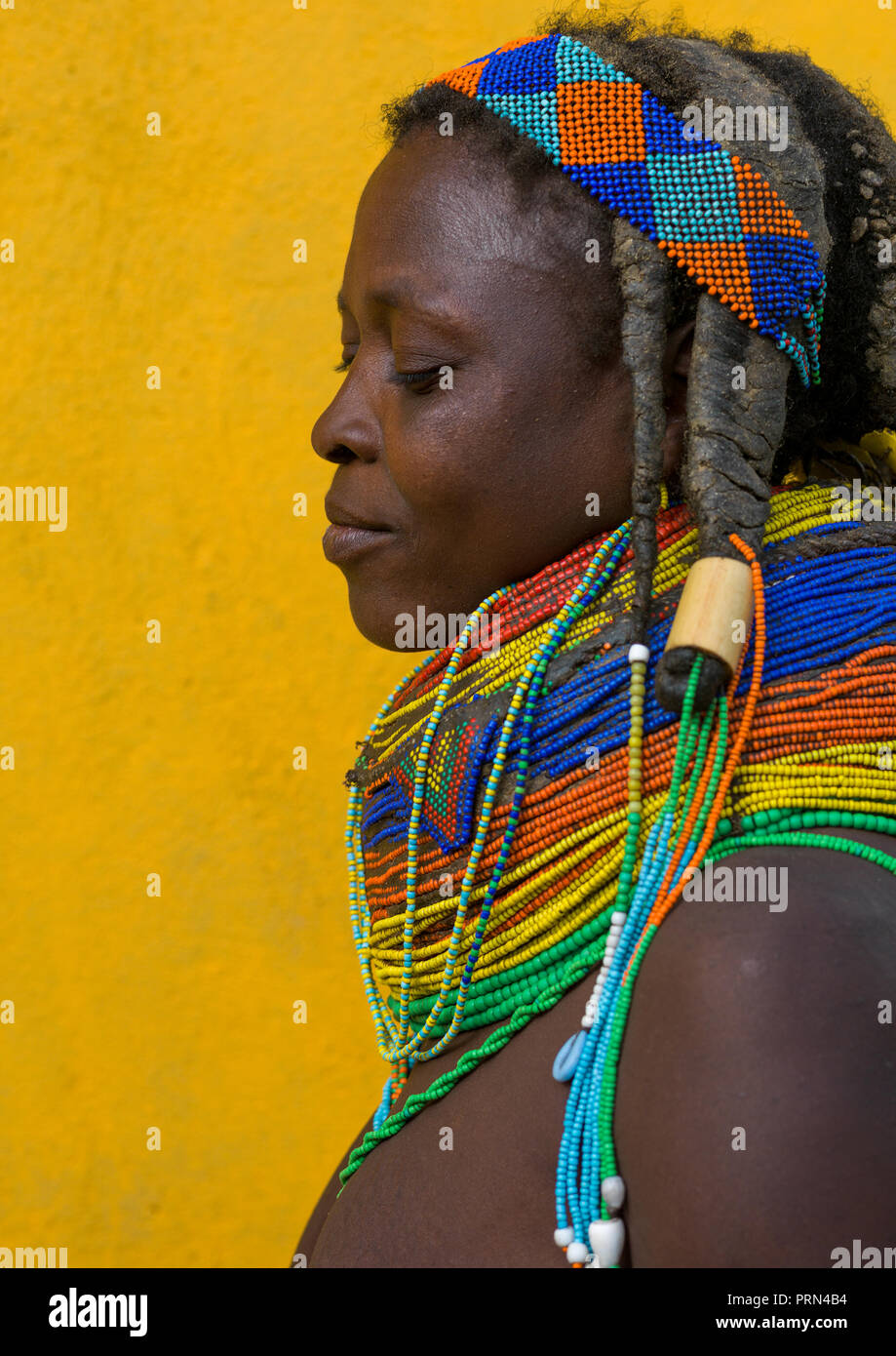 Side view of a Mumuhuila tribe woman portrait, Huila Province, Chibia ...