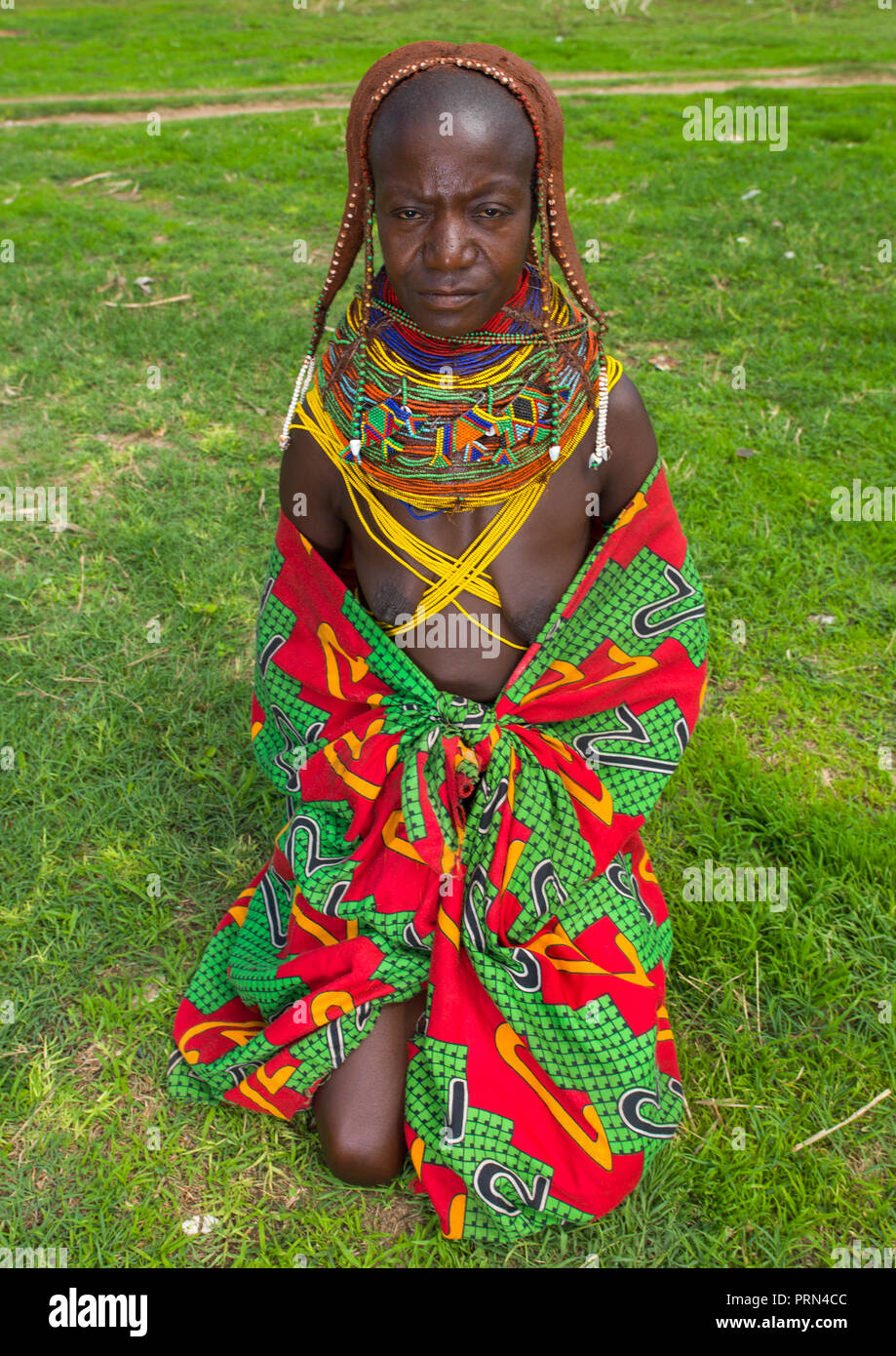 Mumuhuila tribe woman portrait in a field, Huila Province, Chibia ...