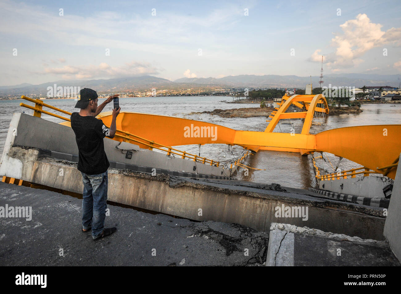 Palu, Central Sulawesi, Indonesia. 3rd Oct, 2018. A resident seen ...