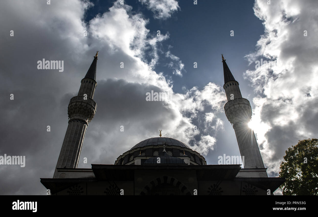 03 October 2018, Berlin: On the day of the open mosque clouds move over ...