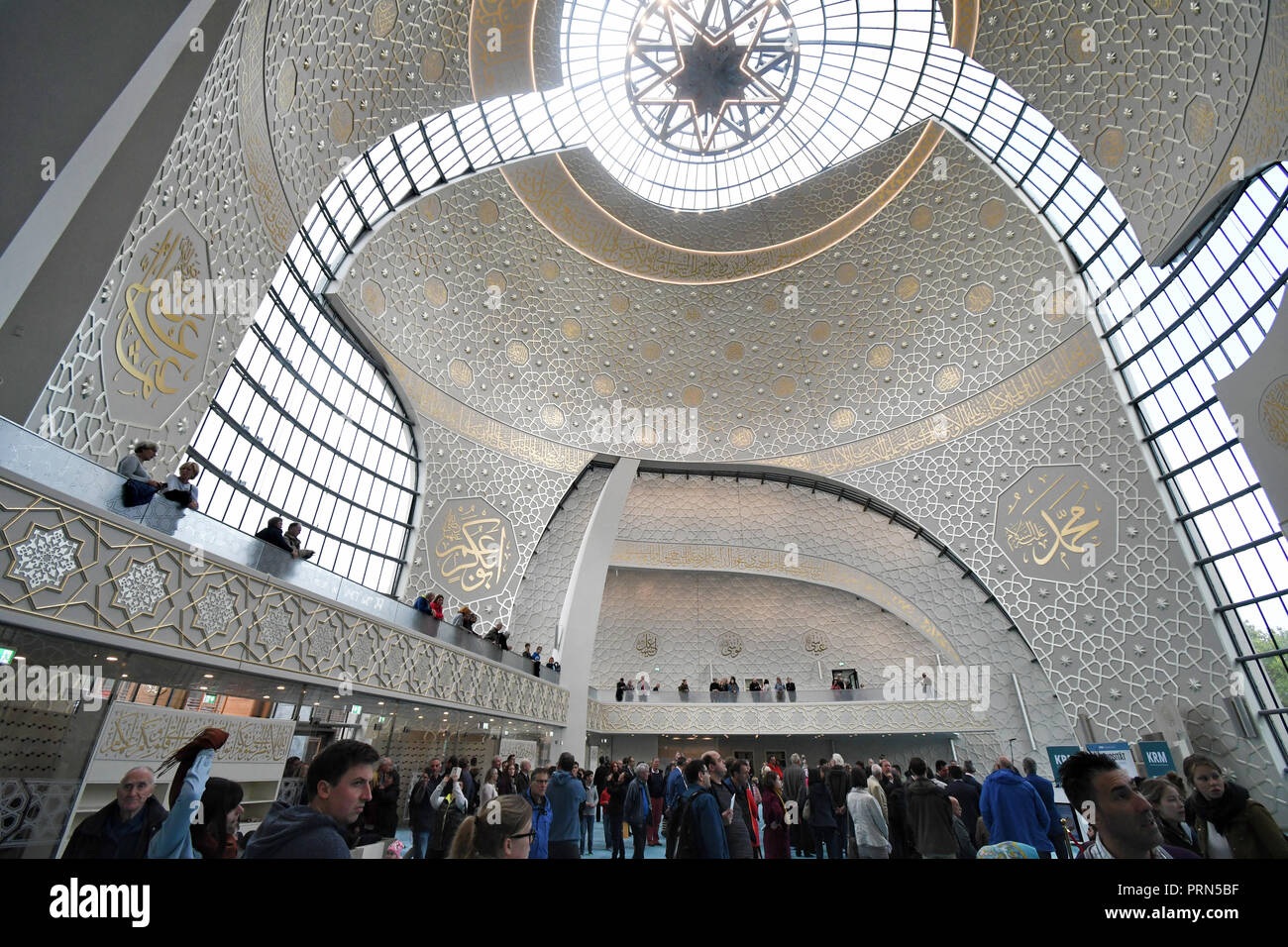 03 October 2018, North Rhine-Westphalia, Cologne: Visitors stand on the ...