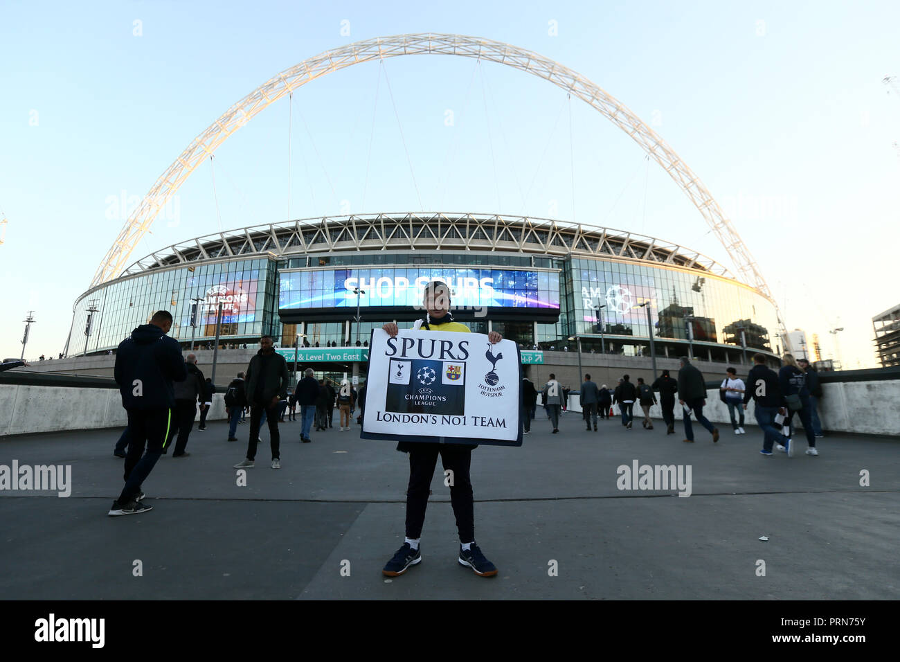 Tottenham fans hi-res stock photography and images - Alamy