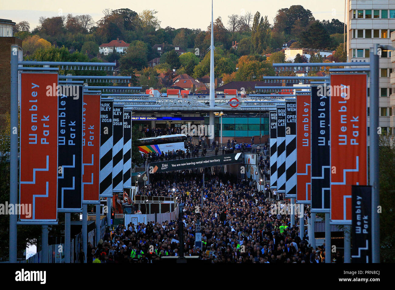 Wembley stadium fans walk hi-res stock photography and images - Alamy