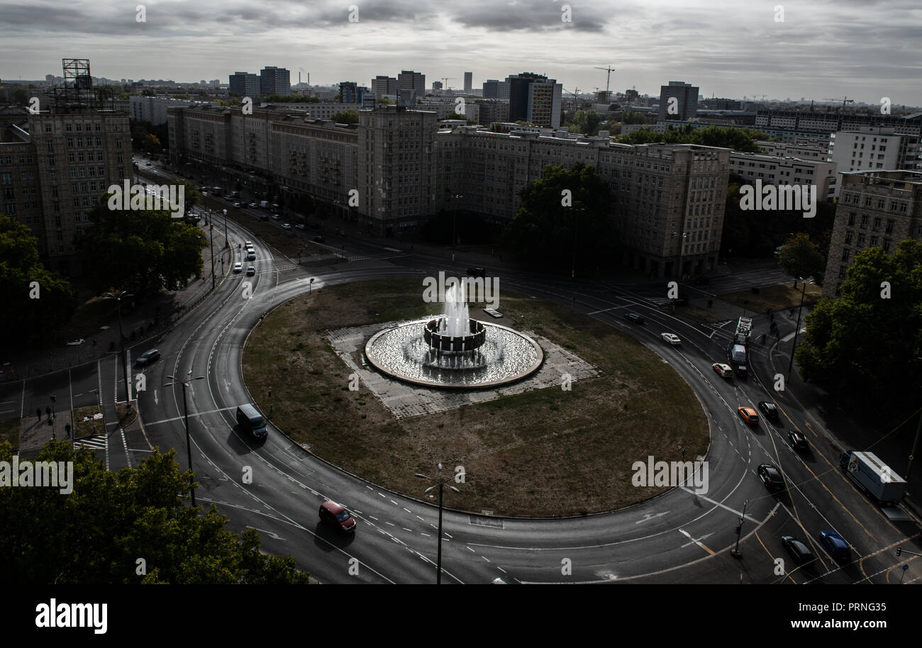 04 October 2018, Berlin: Vehicles are on their way at the roundabout at ...