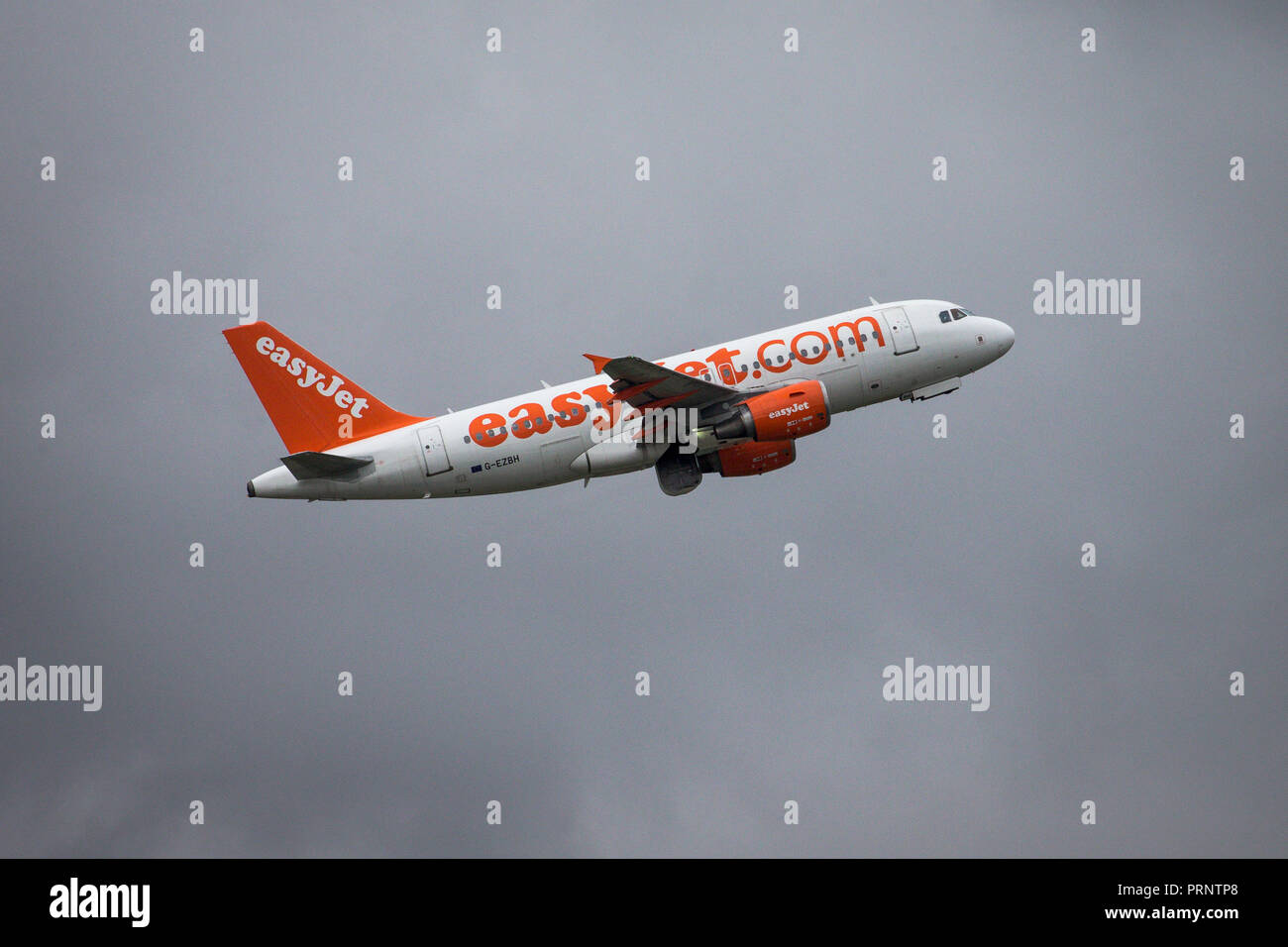 Easyjet plane flying Stock Photo - Alamy