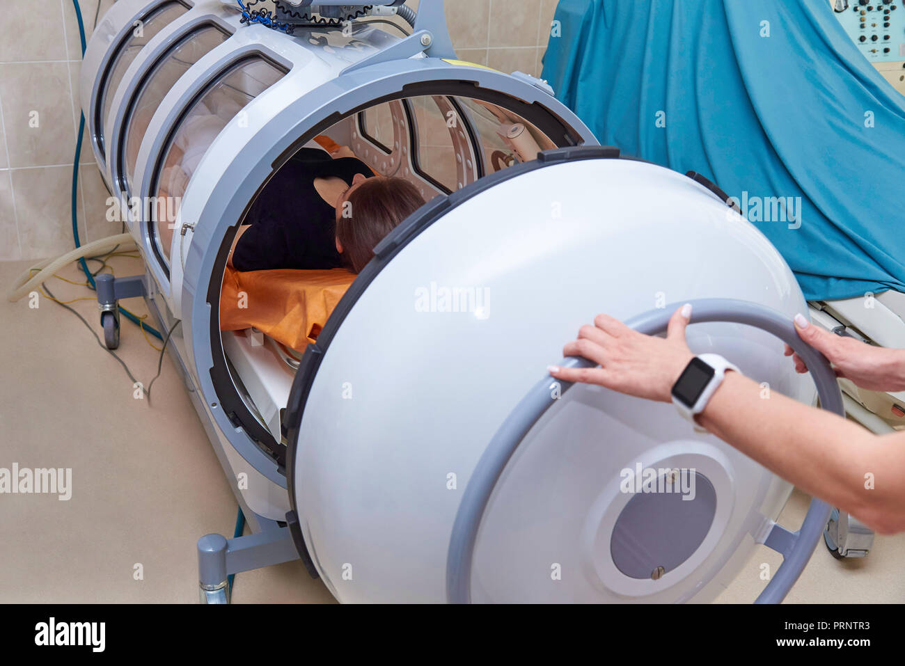 Hyperbaric oxygen chamber hi-res stock photography and images - Alamy