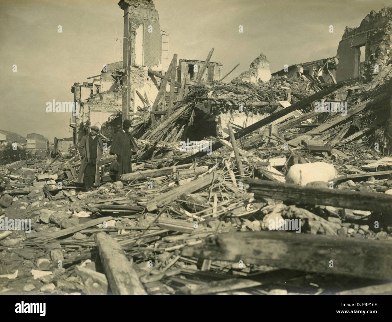 After the earthquake of 1908 in Messina: people looking Stock Photo - Alamy