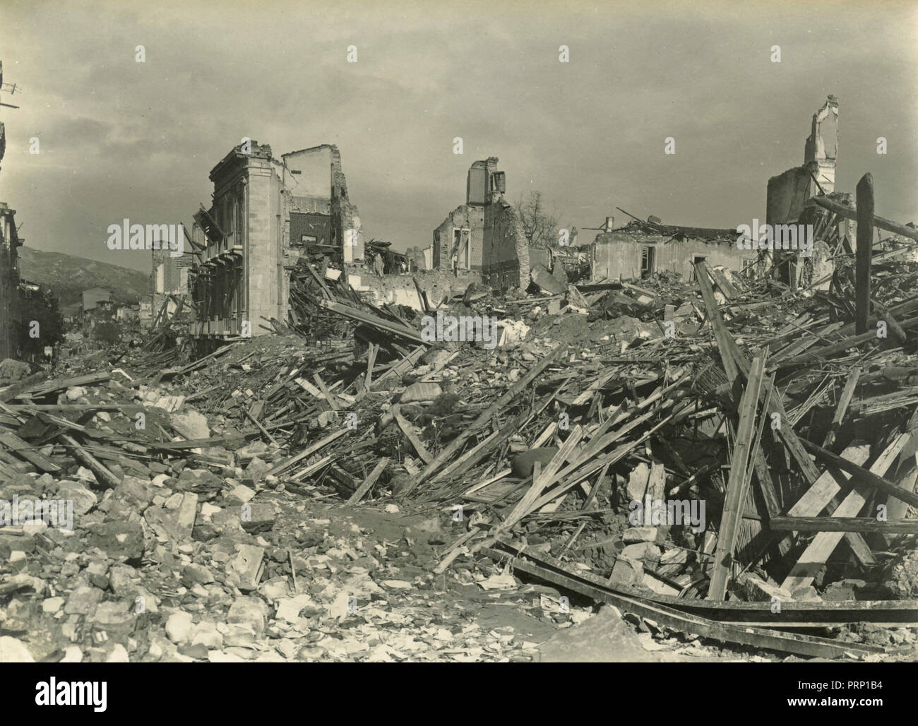 After the earthquake of 1908 in Messina: people looking Stock Photo - Alamy