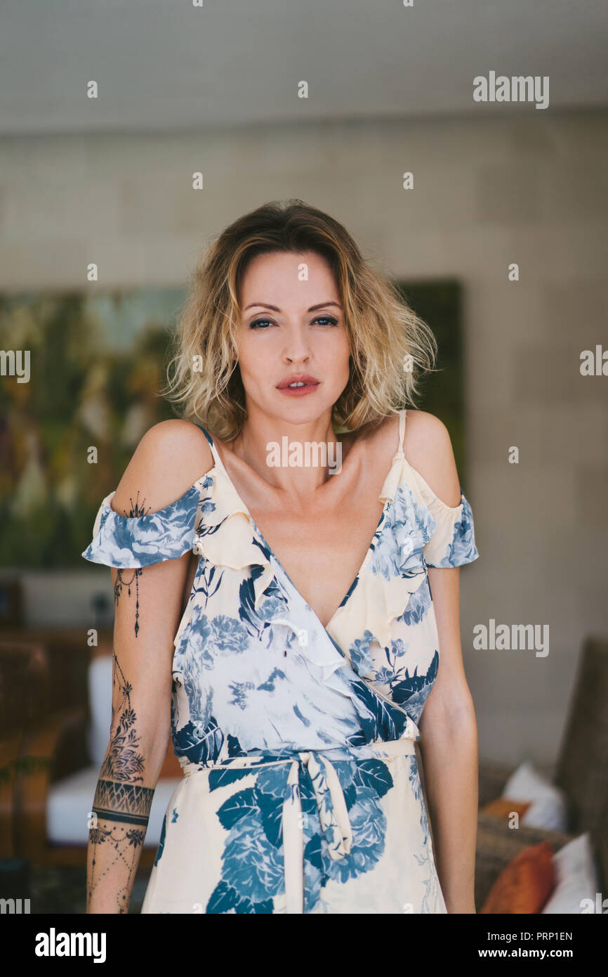 Hairstyle portrait blond woman hi-res stock photography and images - Alamy
