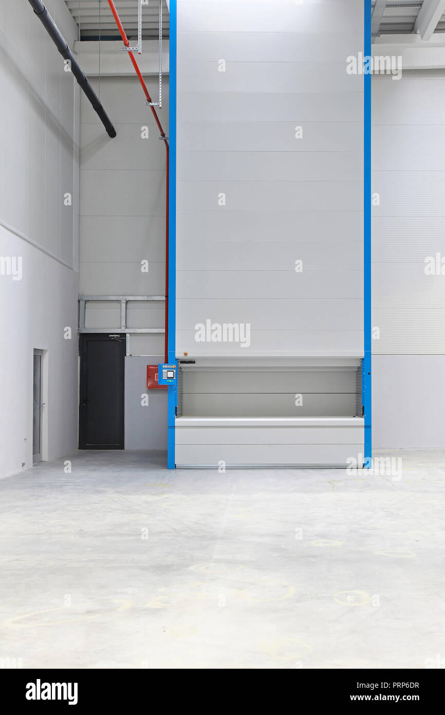 New vertical carousel unit in warehouse Stock Photo - Alamy