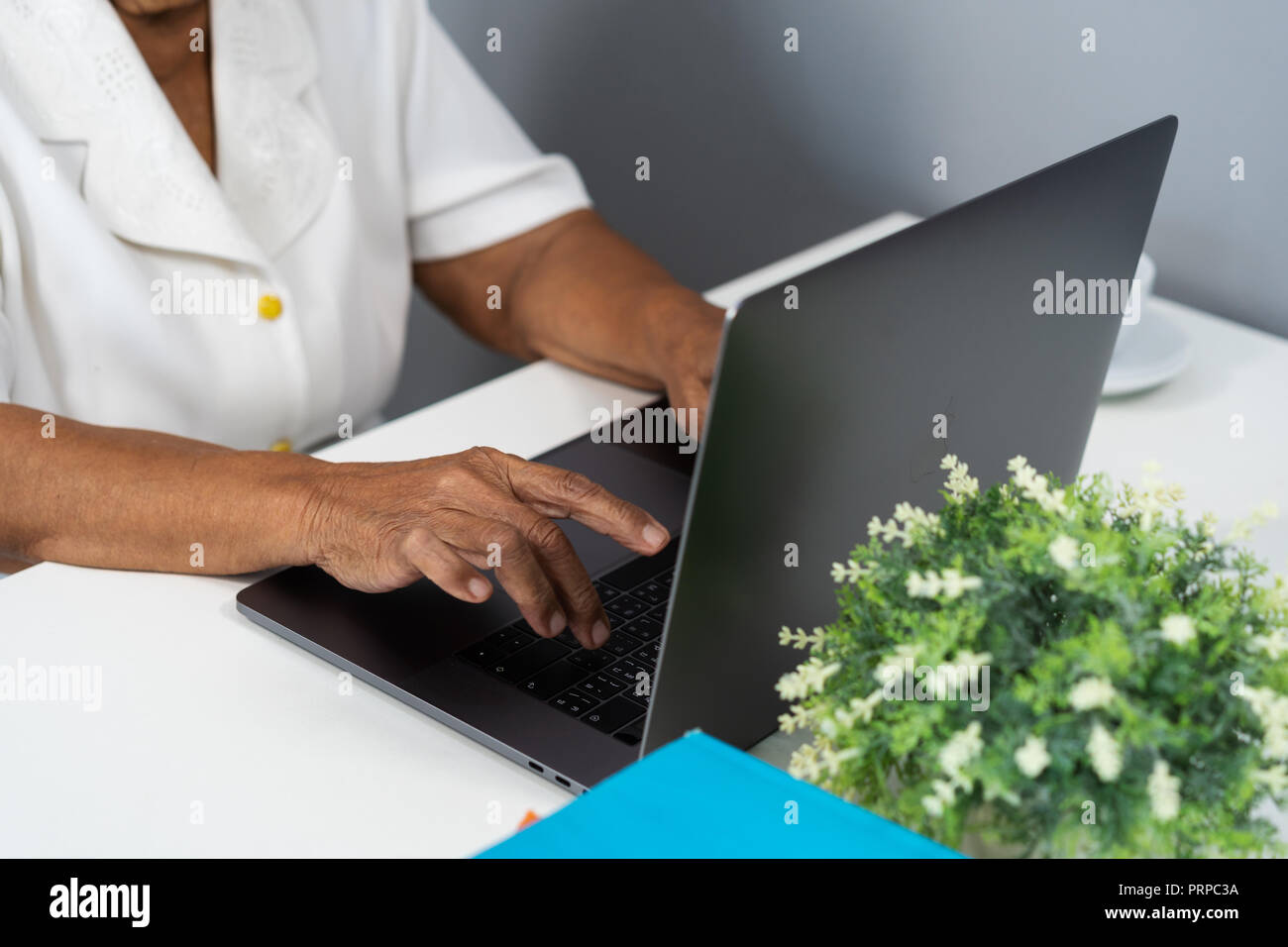 Hand on computer keyboard old hi-res stock photography and images - Alamy