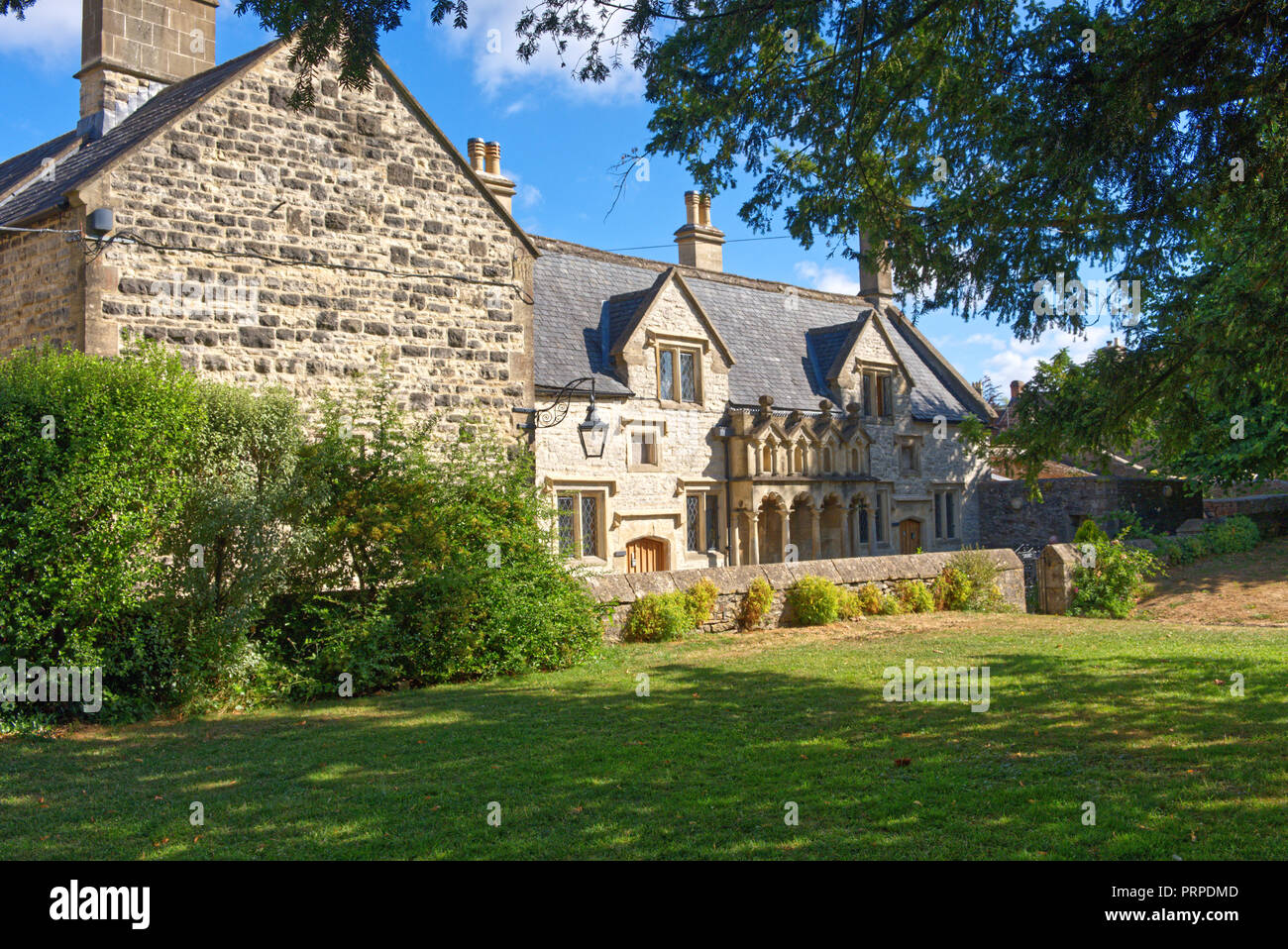 English almshouse hi-res stock photography and images - Alamy