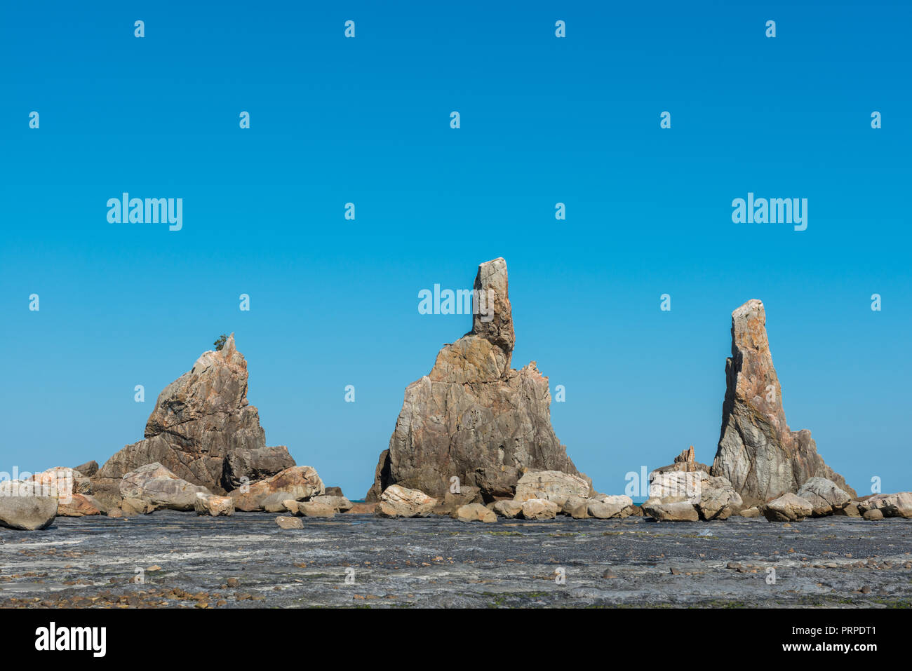 Hashi gui iwa rock. A straight line of large and small rocks which ...