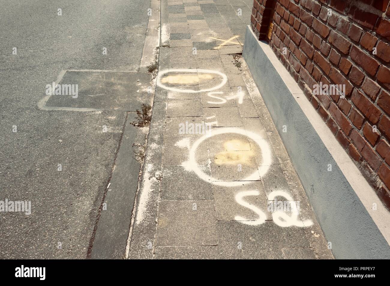 Chalk drawing at an accident site Stock Photo - Alamy