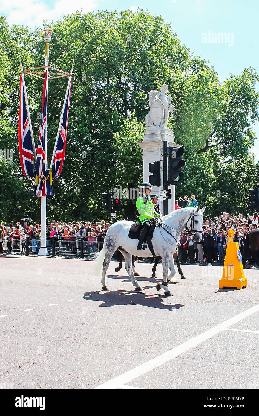 LONDON, ENGLAND - MAY 26, 2005: Police officers in changing of the ...