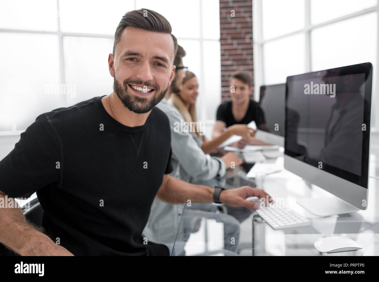 Office workers around table hi-res stock photography and images - Alamy