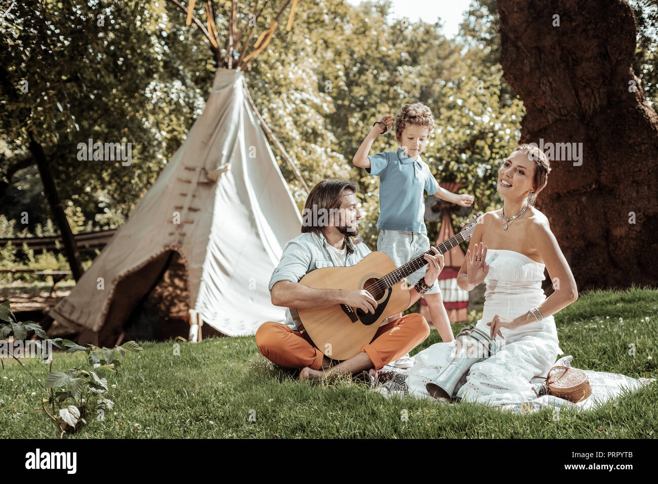 Family musical instruments hi-res stock photography and images - Alamy