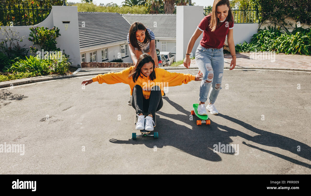Three girls from behind hi-res stock photography and images - Alamy