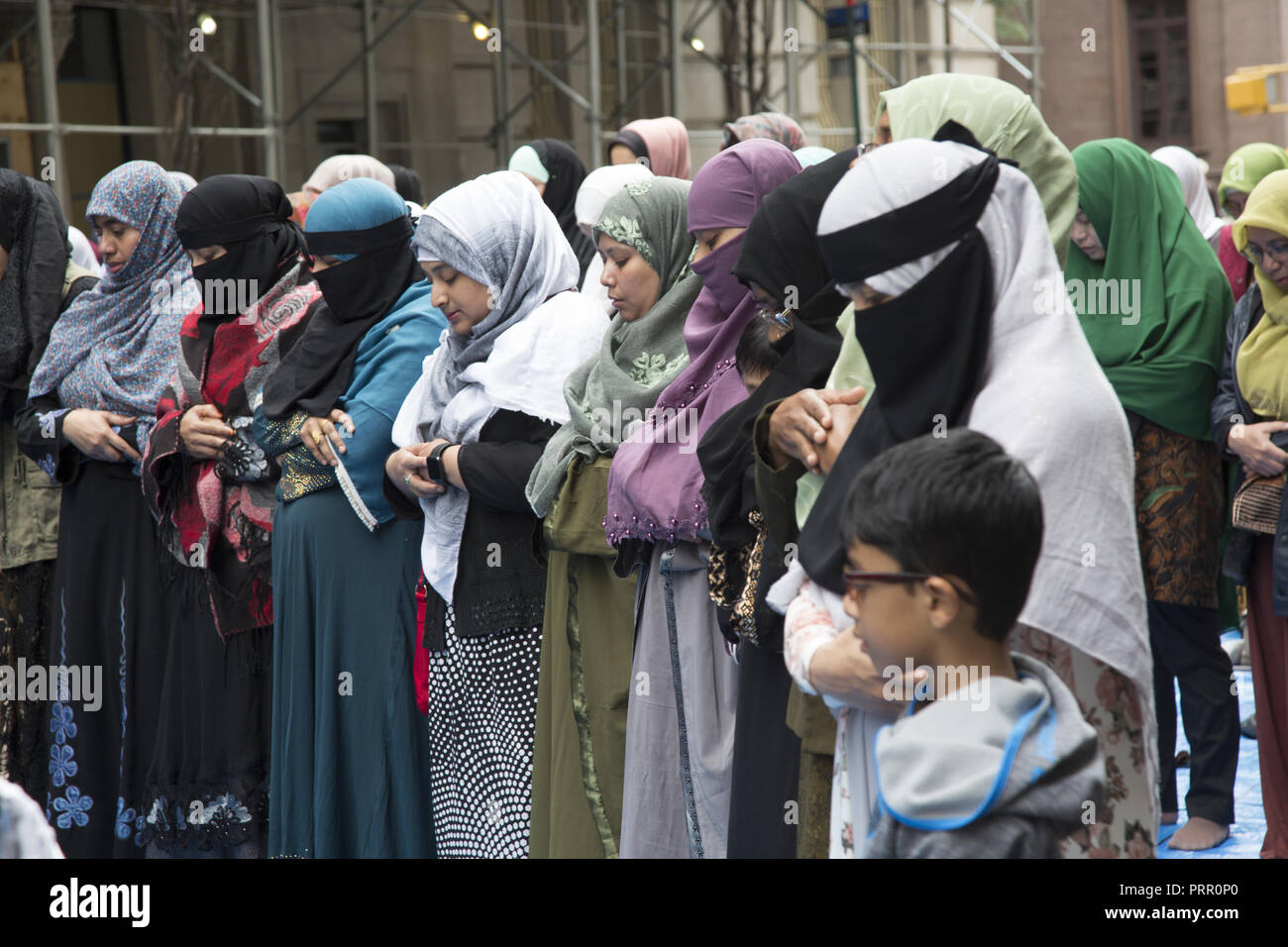 Muslim women pray on Madison Avenue before the annual American Muslim ...