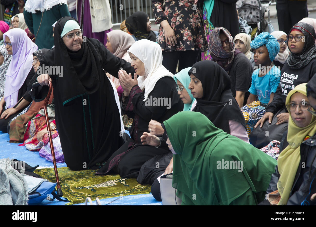 Muslim women pray on Madison Avenue before the annual American Muslim ...