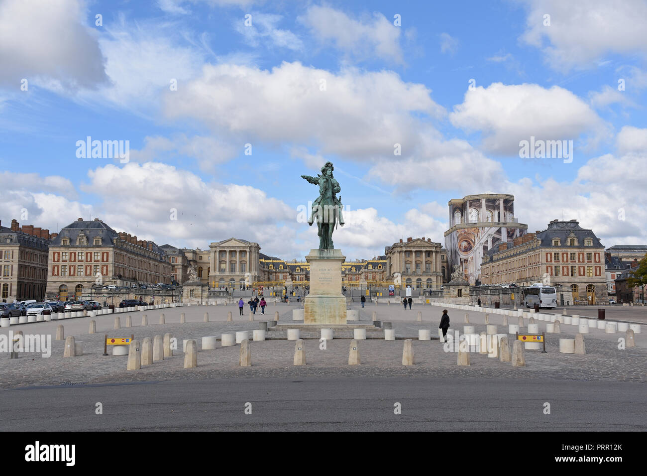 Palace of versailles statue hi-res stock photography and images - Alamy