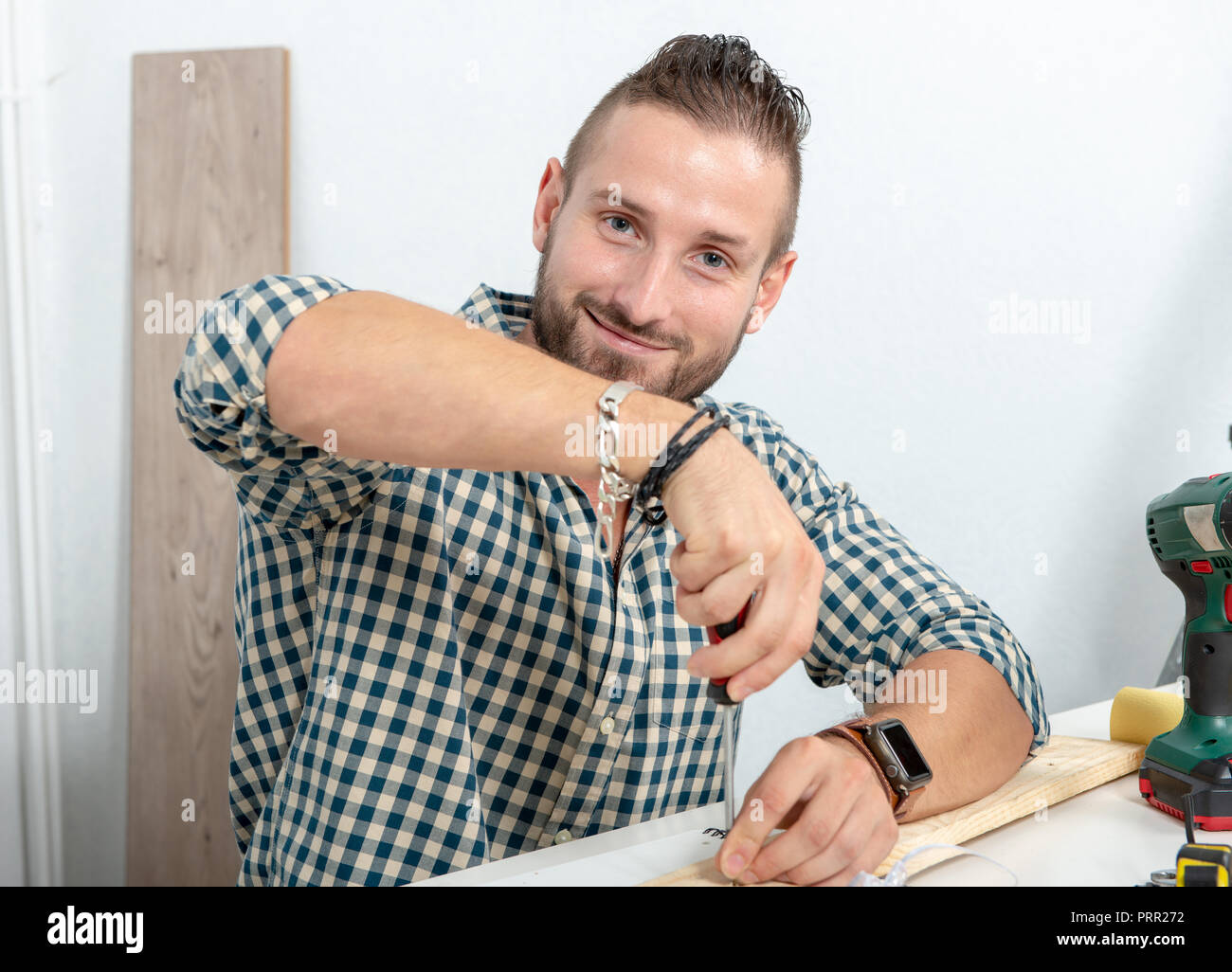Man using screwdriver hi-res stock photography and images - Alamy