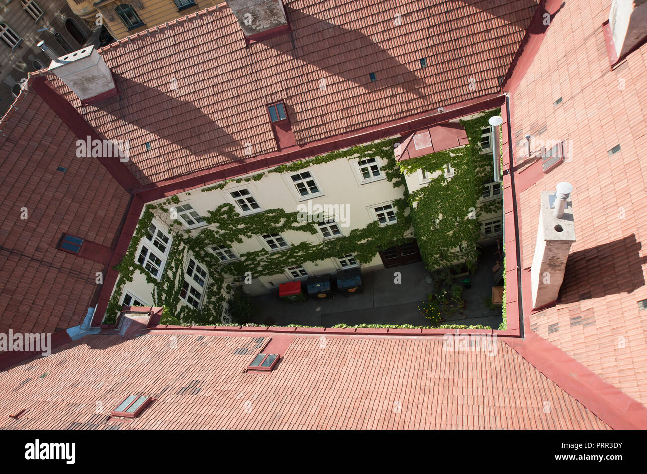 Wien, Wohnhaus, Innenhof - Vienna, Court of Old House Stock Photo - Alamy