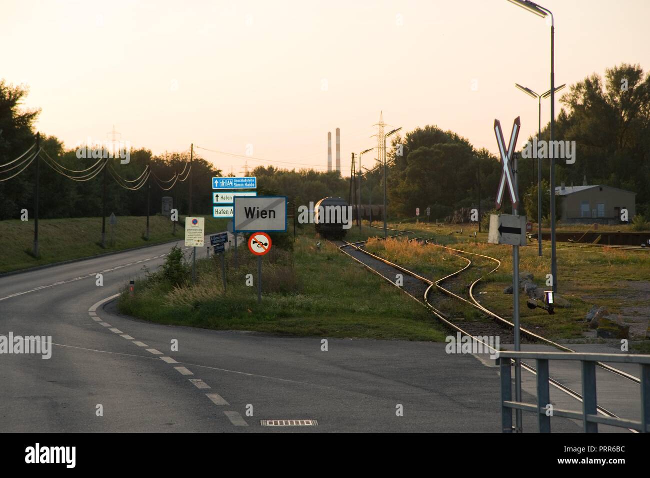 Wien, Stadtgrenze in Simmering - Vienna, City Border Stock Photo - Alamy