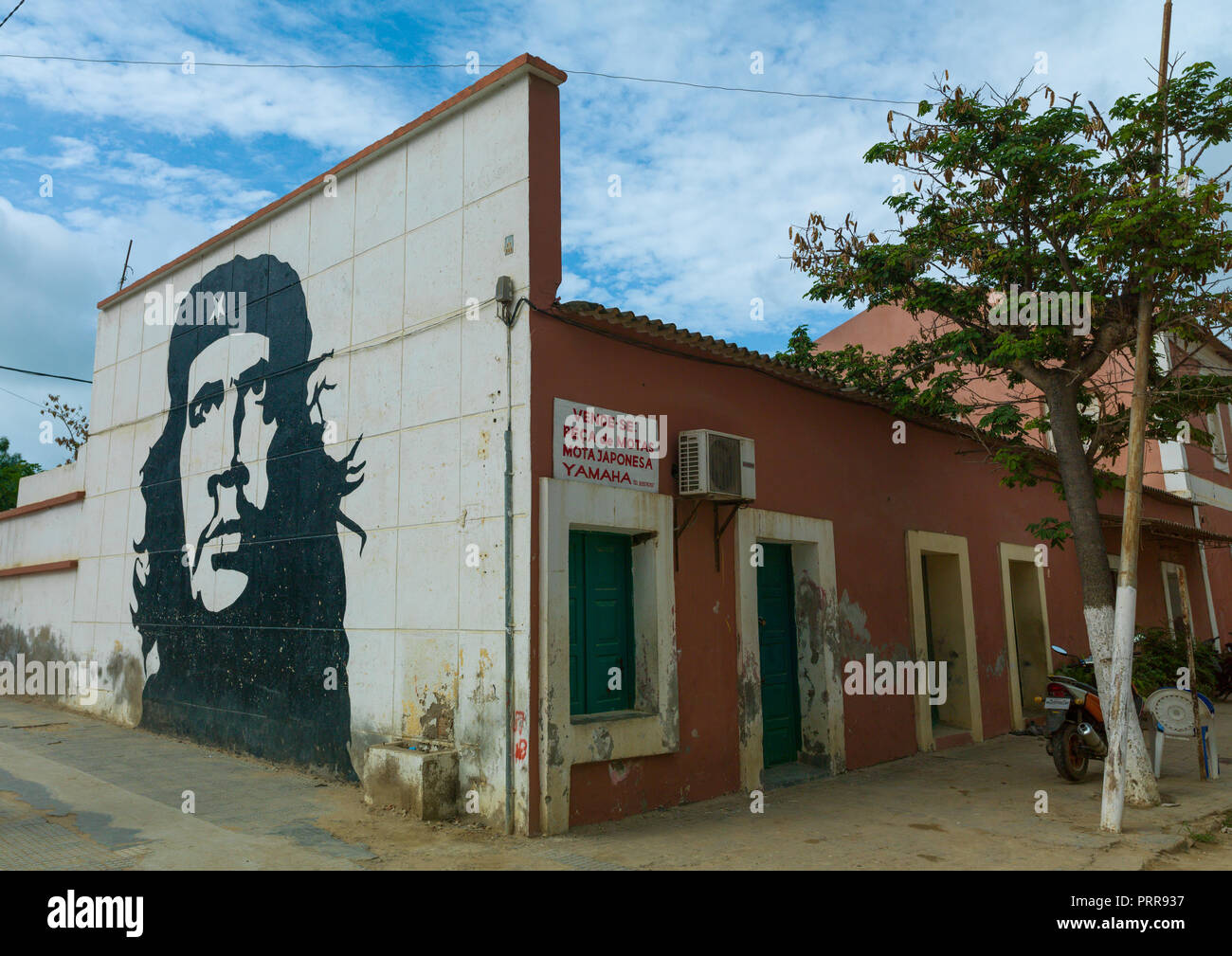 Wall painting of che guevara in the city, Luanda Province, Sumbe ...