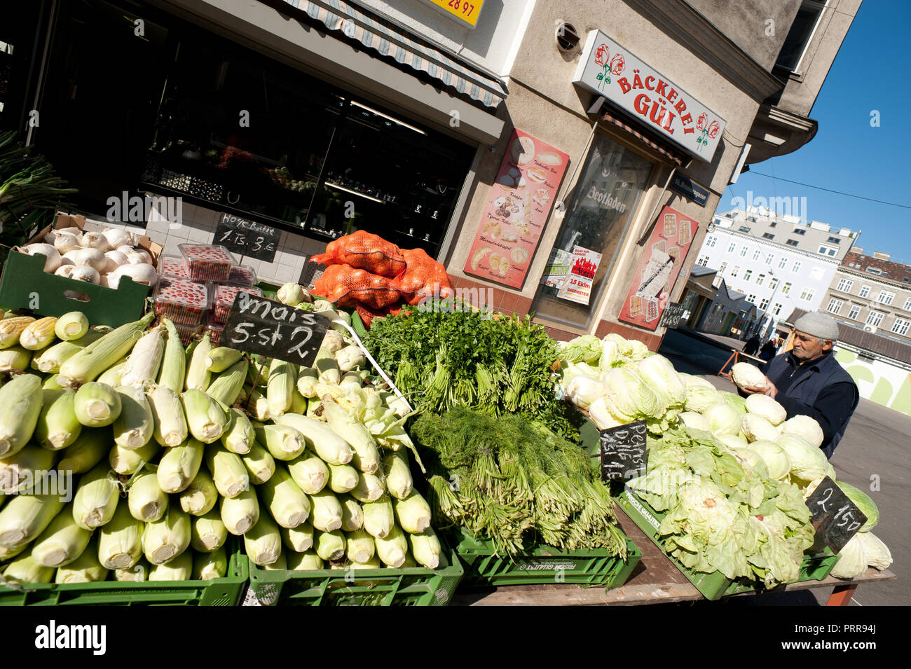 Wien, Brunnenmarktviertel, Yppenplatz Stock Photo - Alamy