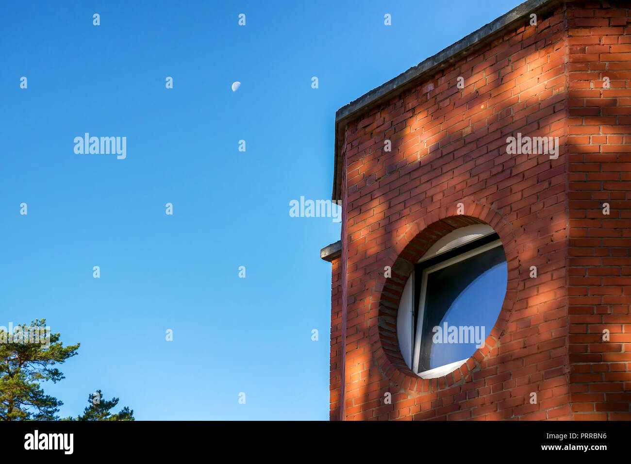 Round window in brick wall hi-res stock photography and images - Alamy
