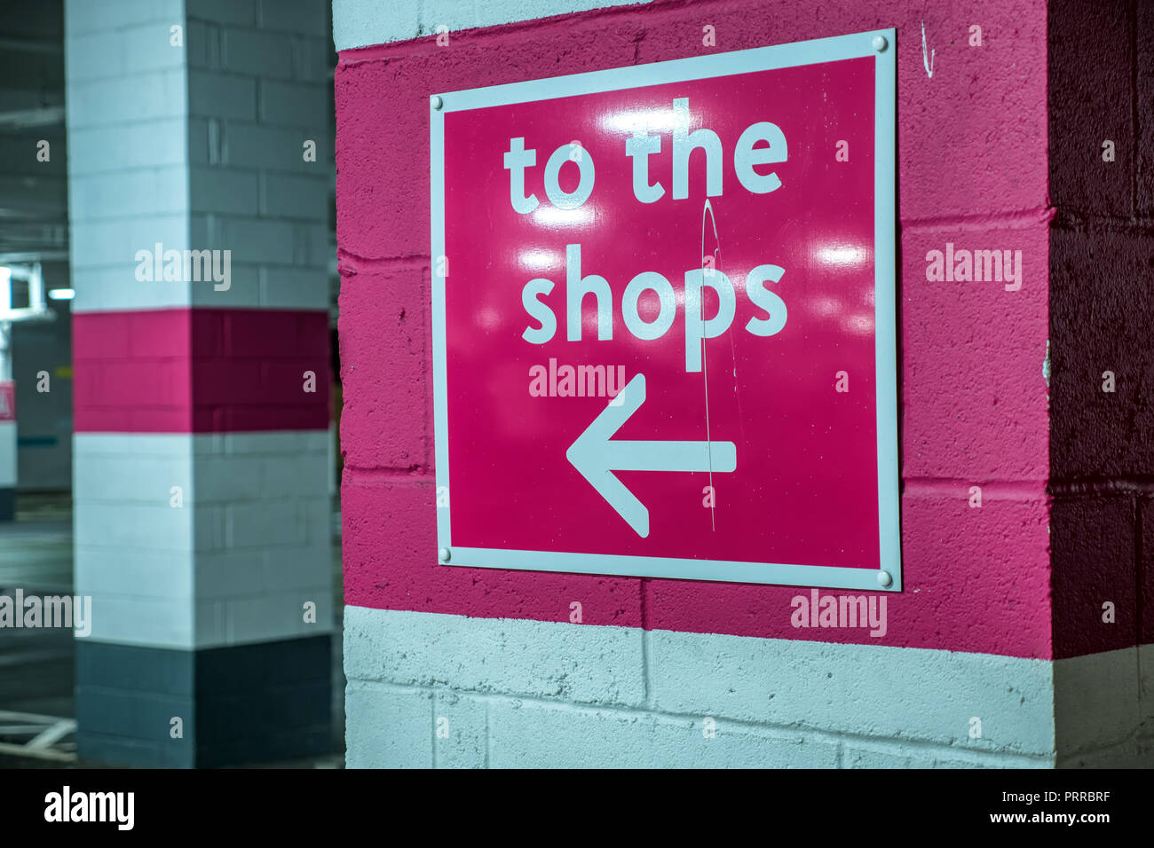 Directional signage in shopping centre hi-res stock photography and ...