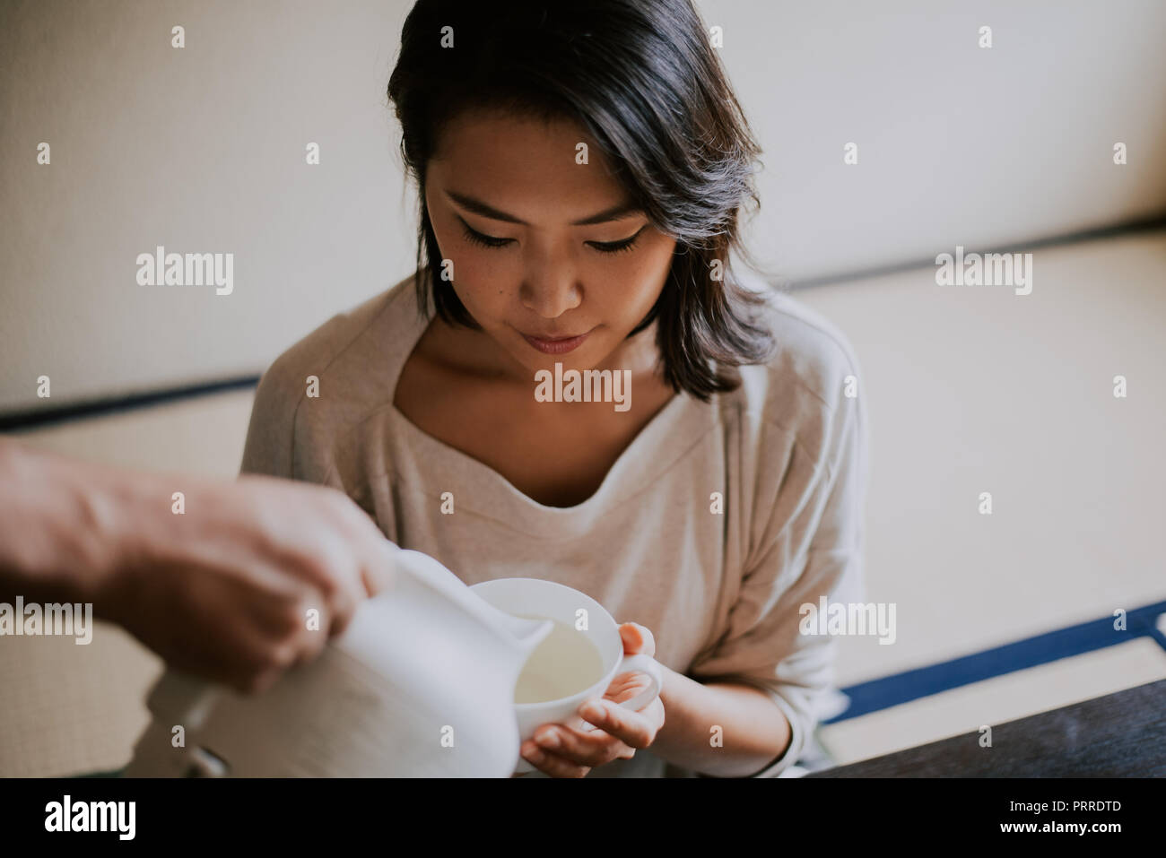 Beautiful japanese woman, lifestyle moments in a traditional Tokyo ...